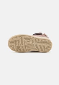 Bisgaard ISAK - Zapatillas altas - rose gold metallic/negro metalizado ...