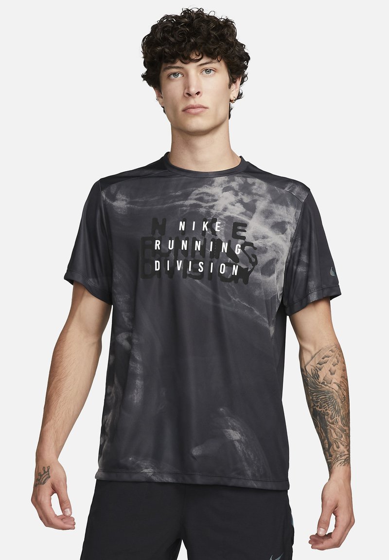 Nike Performance SHORT-SLEEVE RUNNING DRI-FIT RUN DIVISION RISE 365 ...