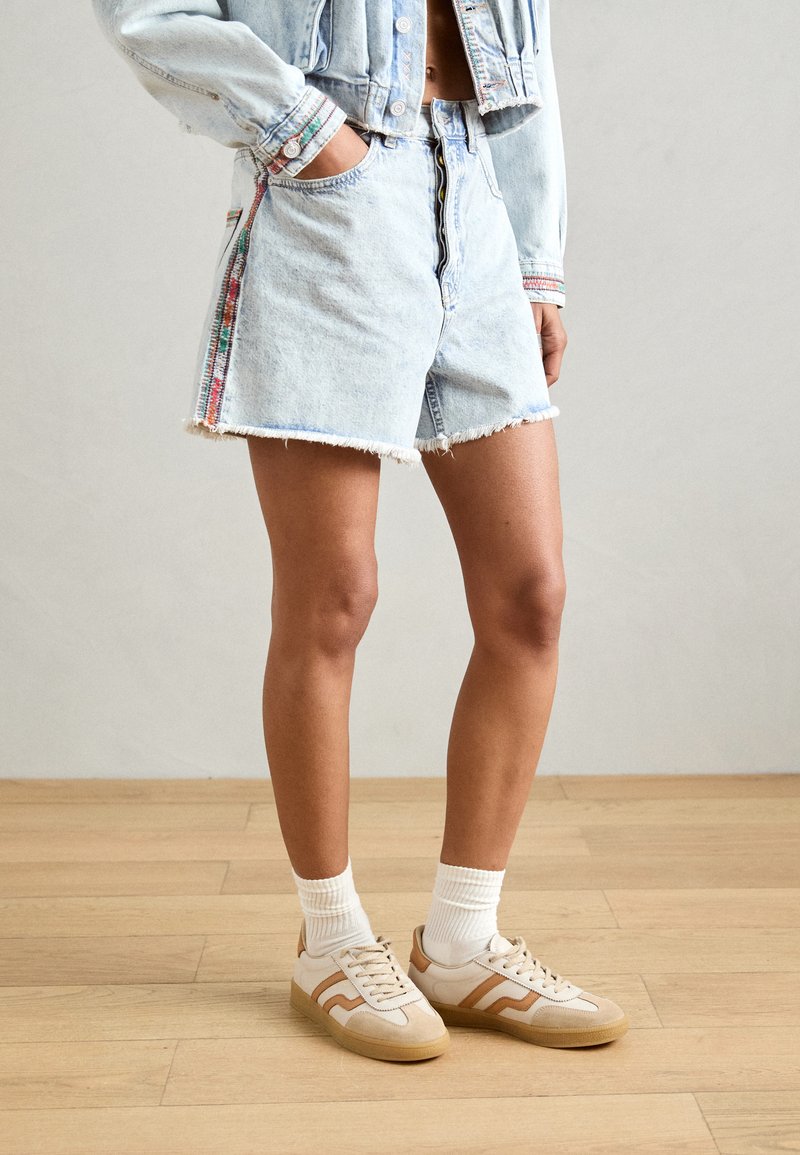 Scotch & Soda THE RAY 5 POCKET LOW RISE - Denim shorts - sea star/light ...