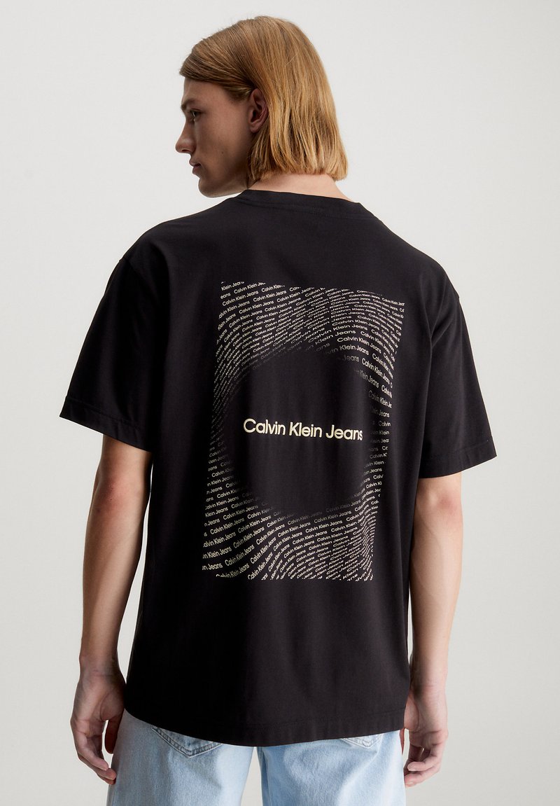 Calvin Klein Jeans SQUARE FREQUENCY LOGO TEE - Print T-shirt - ck black ...