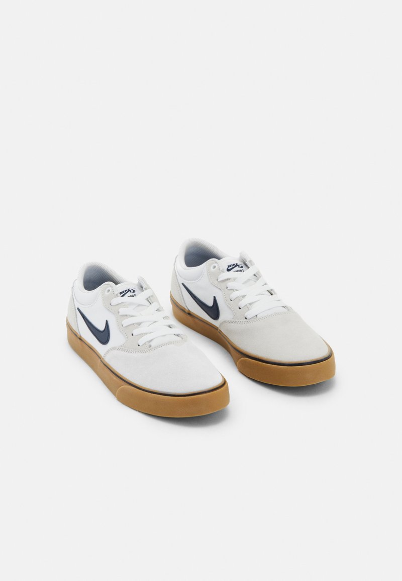 Nike SB CHRON UNISEX - Trainers - white/obsidian/white/light brown ...