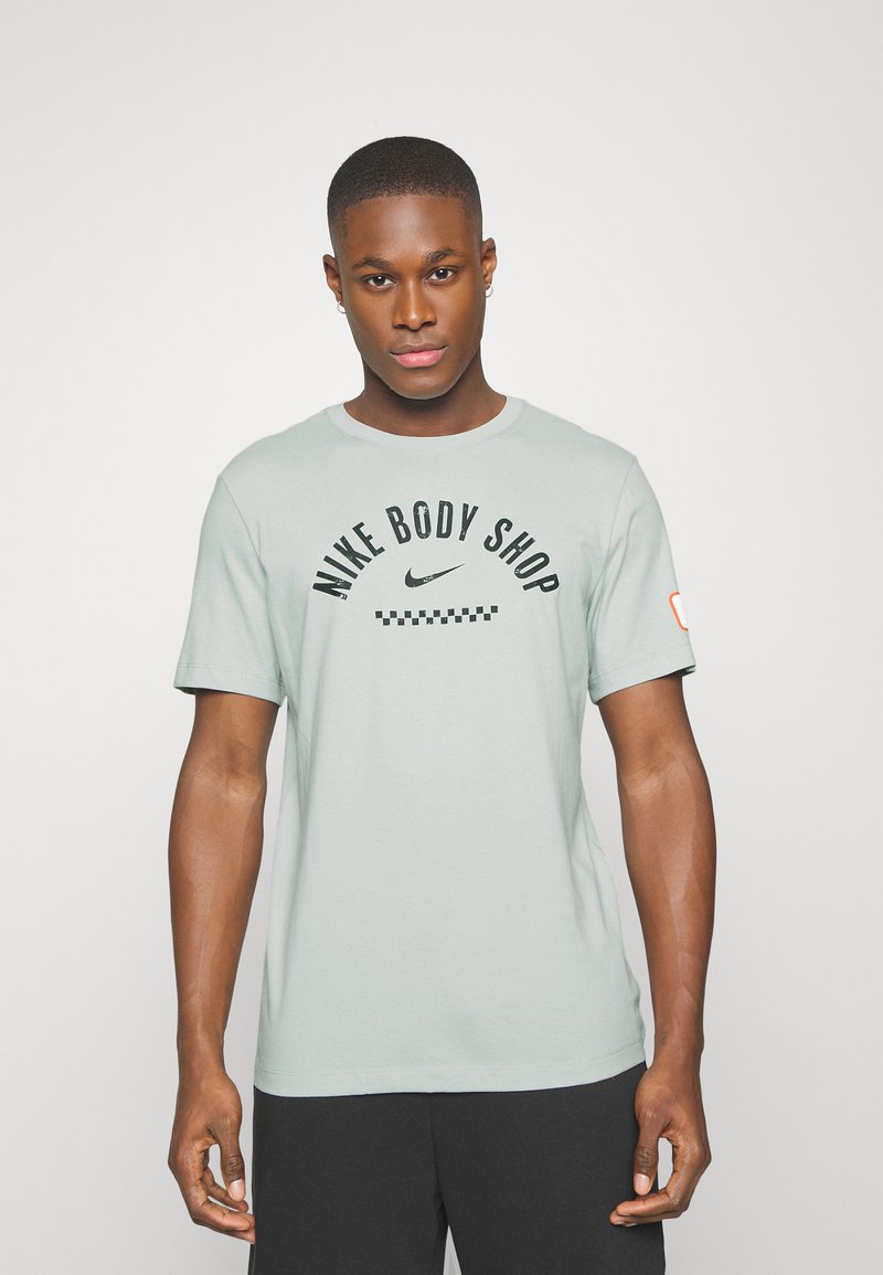Nike Performance TEE BODY SHOP - Camiseta deportiva - light silver ...