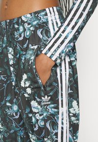 adidas Originals FLOWER FIREBIRD - Tepláky - black/multicolor/čierna ...