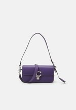 Coach GLOVETANNED STUDIO BAGUETTE BAG - Taška s příčným popruhem ...