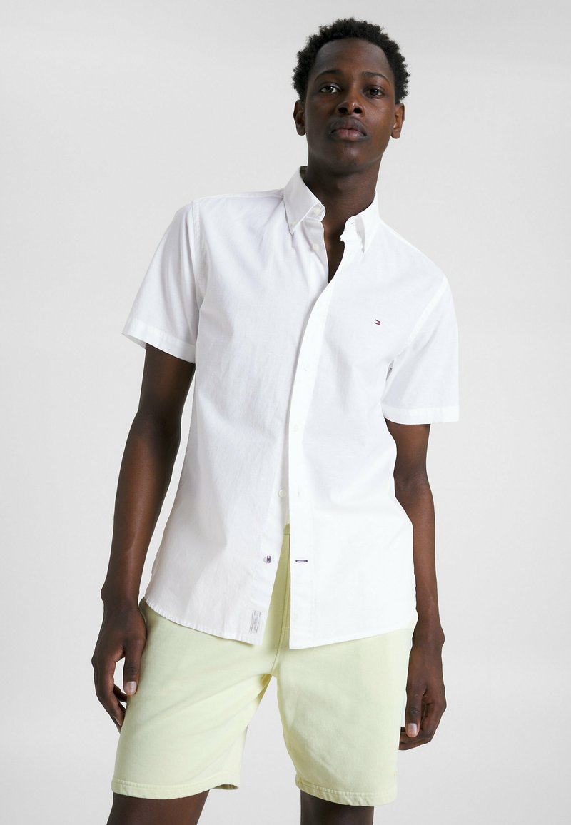Tommy Hilfiger REGULAR FIT SHORT SLEEVE - Shirt - optic white/white ...