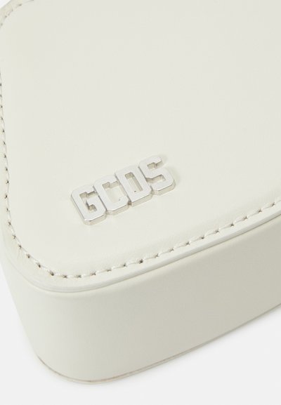 GCDS COMMA MEDIUM SHOULDER BAG - Borsa a mano - off white/avorio ...