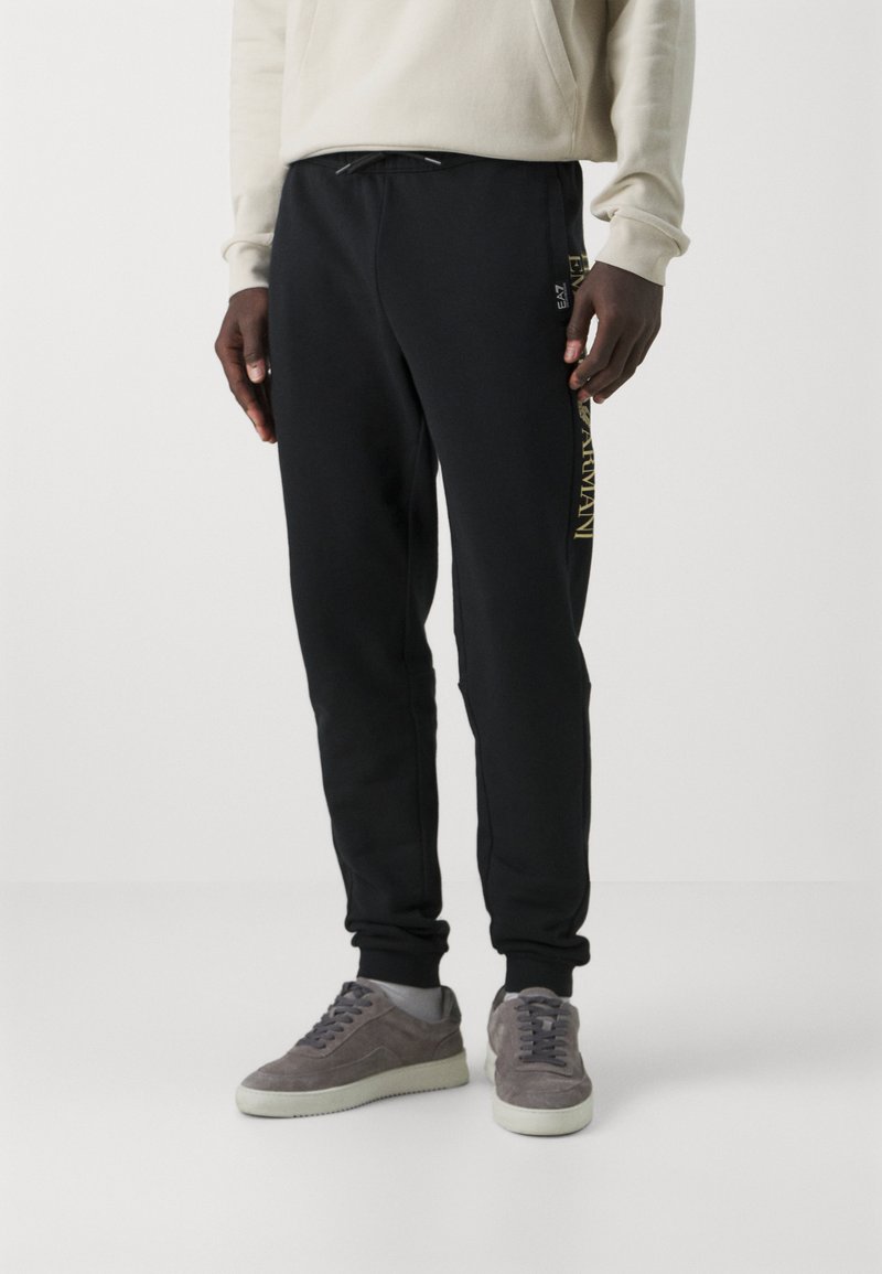 EA7 Emporio Armani TROUSER - Pantalon de survêtement - nero/noir - ZALANDO.FR