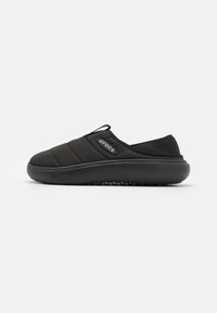 Crocs CLASSIC PUFF UNISEX - Tofflor & inneskor - black/svart - Zalando.se