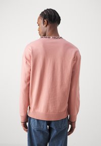 HUGO SMARLO - Strickpullover - light pastel red/lachs - Zalando.de