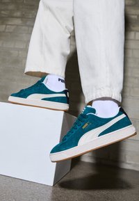 Puma SUEDE XL LEVELS UNISEX - Skateboardové boty - cold green/frosted ...