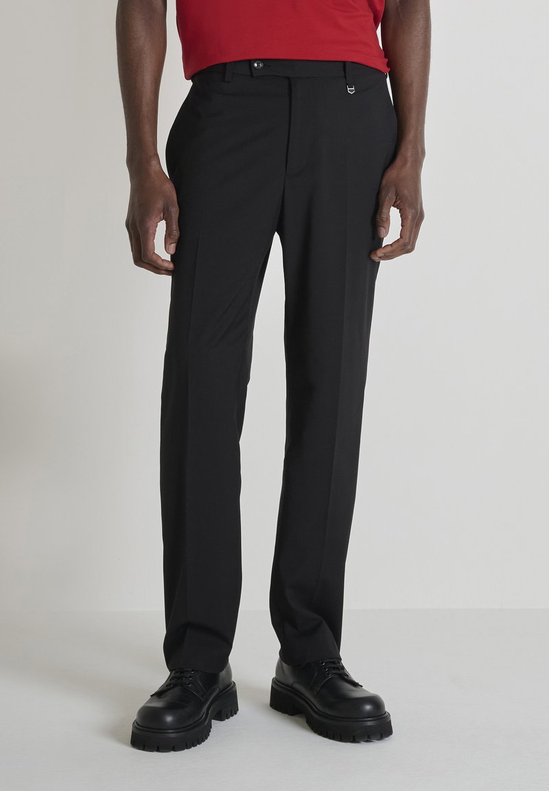 Antony Morato EVAN WITH PLAQUETTE ON FRONT LOOP - Trousers - black ...