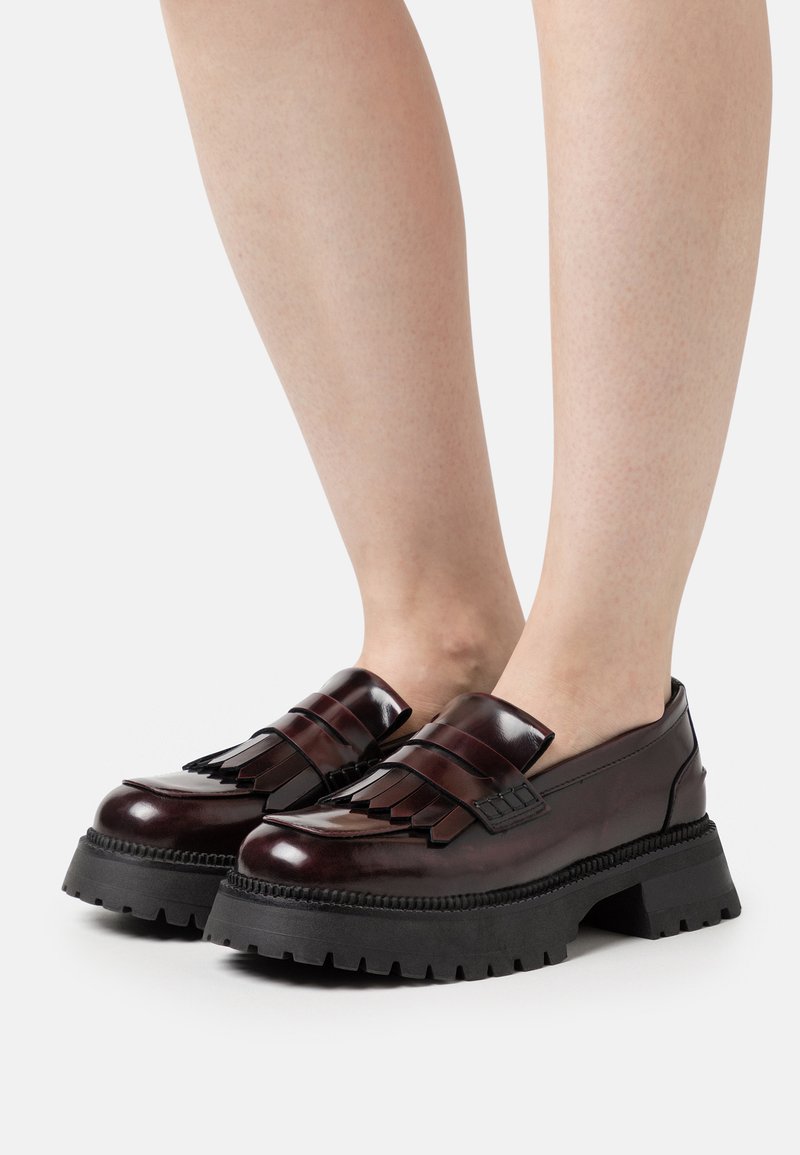 Pavement KAMAU - Slip-ons - bordeaux polido/bordeaux - Zalando.ie