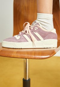 adidas Originals RIVALRY LOW - Trainers - pink/white/blue - Zalando.ie