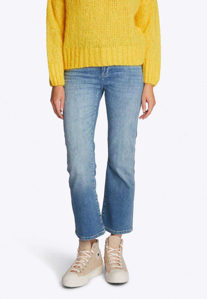 Rich & Royal MIT KICK FLARE BEIN - Slim fit jeans - denim blue/blue ...