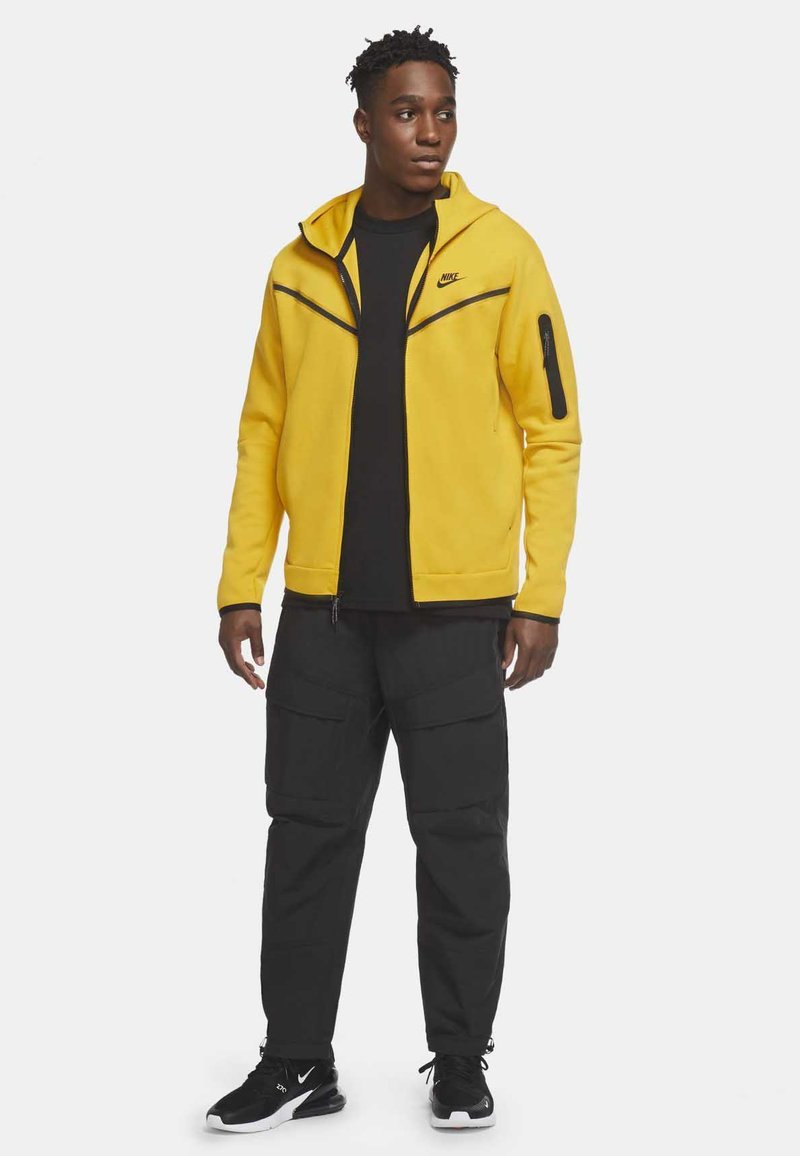 haut nike tech jaune