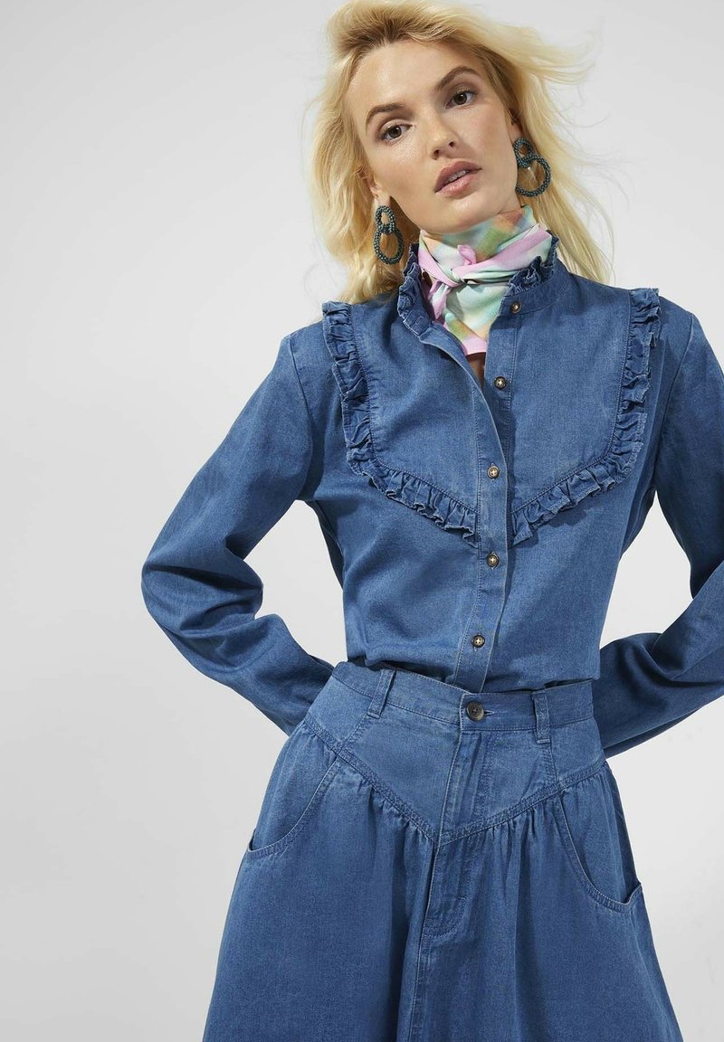 French Connection ZAVES CHAMBRAY RUFFLE - Camisa - dark stone wash/azul ...