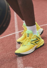 New Balance TWO WXY V5 UNISEX - Basketballsko - lemon zest/gul - Zalando.no
