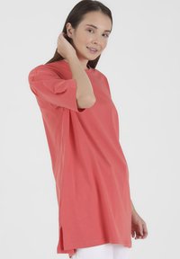 Modanisa BENIN - T-Shirt basic - coral/koralle - Zalando.de