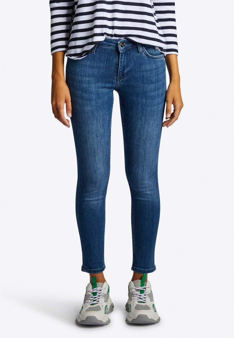 Rich & Royal HIGH WAIST BLUE SATIN JEANS AUS NACHHALTIGER BAUMWOLLE ...