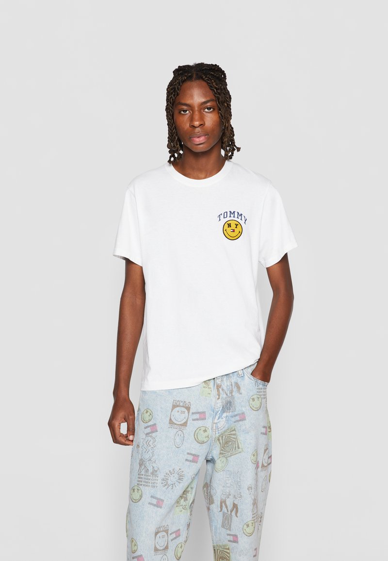 Tommy Jeans TOMMY X SMILEY® TJU SMILEY FLAG TEE - T-Shirt print - white ...