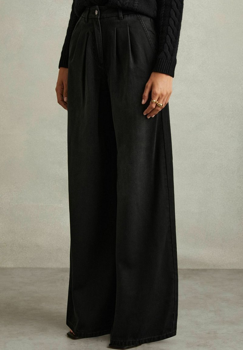 Reiss RAYMOND DOUBLE PLEAT WIDE - Flared Jeans - black/schwarz - Zalando