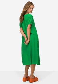 LAURASØN Vardagsklänning - varengroen/grön - Zalando.se