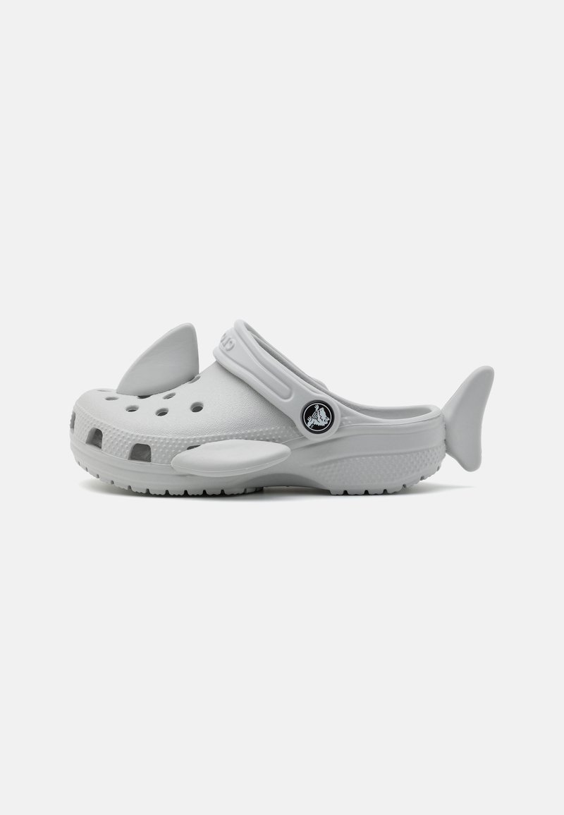 Crocs CLASSIC IAM SHARK UNISEX - Badesandaler - atmosphere/lysegrå ...