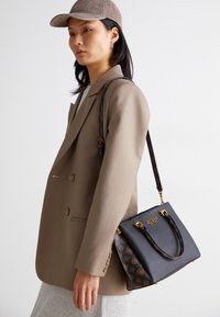 Guess FYNNA GIRLFRIEND SATCHEL - Handväska - black/mocha logo/svart ...