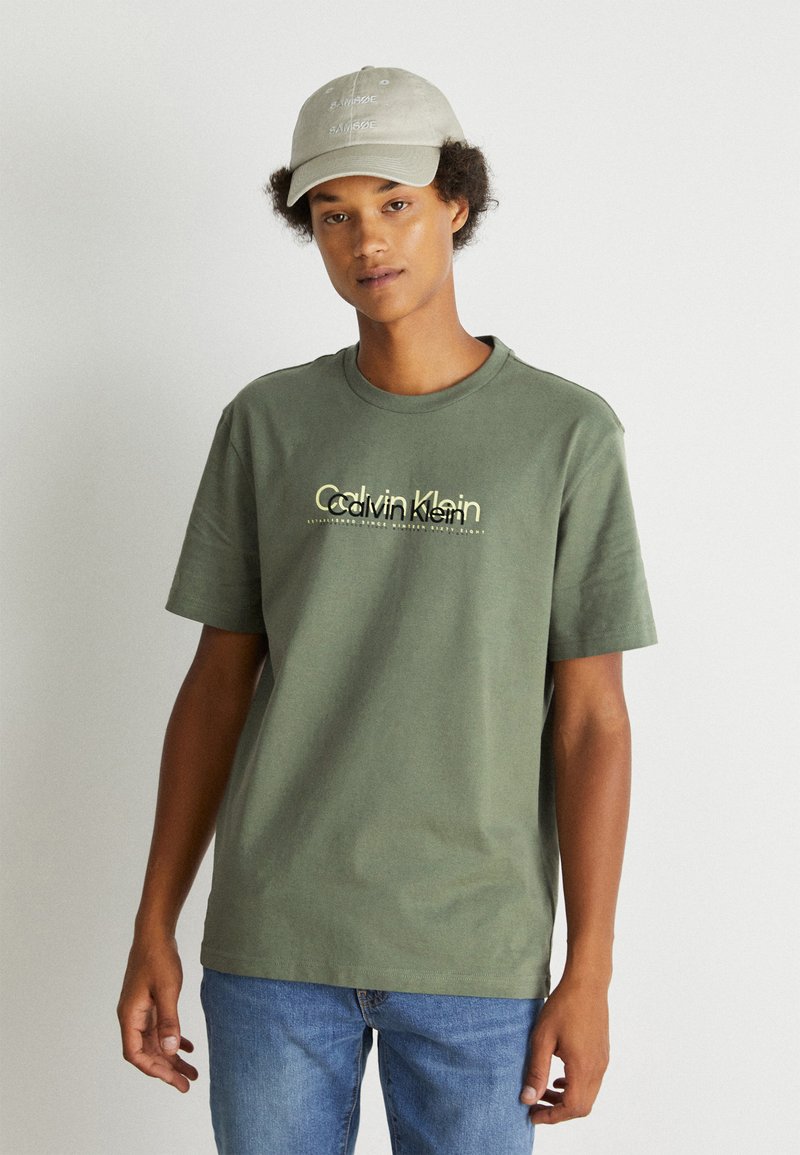 Calvin Klein DOUBLE FLOCK LOGO - Trükipildiga T-särk - thyme/roheline ...