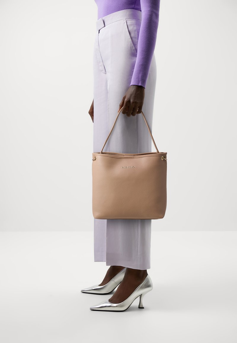 Valentino Bags BRIXTON - Handtasche - beige - Zalando.de