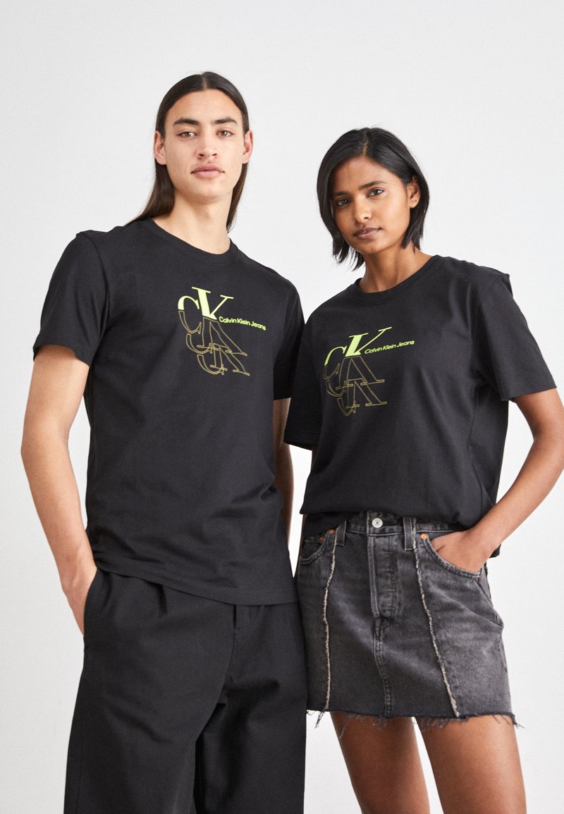 Calvin Klein Jeans MONOGRAM ECHO GRAPHIC TEE UNISEX - Camiseta estampada - black/negro - Zalando.es