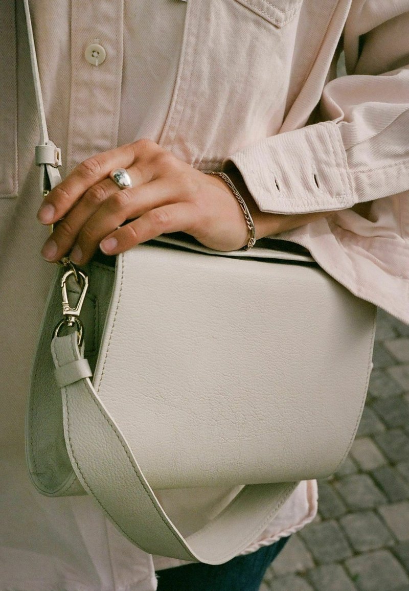 BALAGAN GALA - Bolso de mano - ivory/crema - Zalando.es