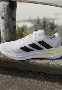 adidas Performance GALAXY 7 - Scarpe da corsa su strada - cloud white ...