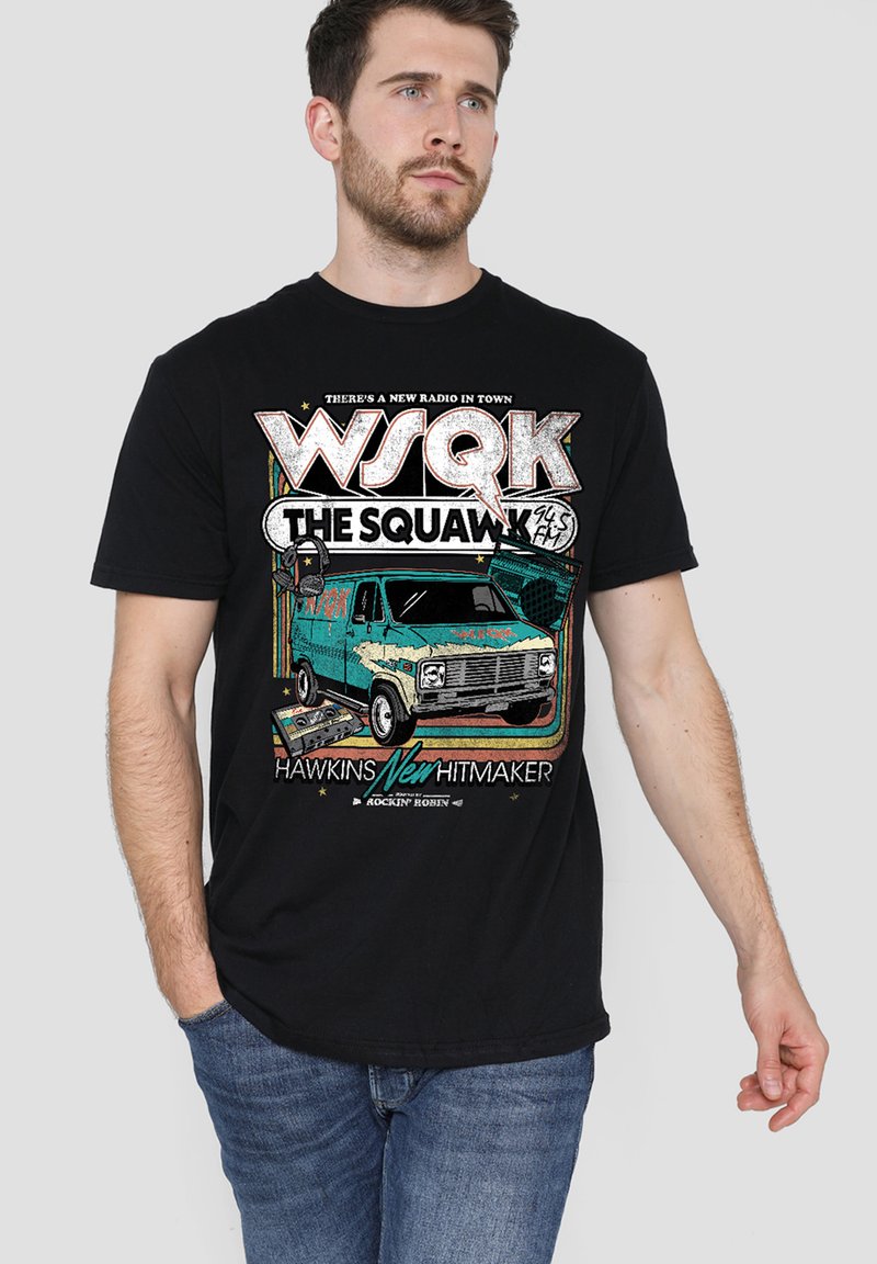 NETFLIX STRANGER THINGS WSQK THE SQUAWK RETRO - Print T-shirt - black ...