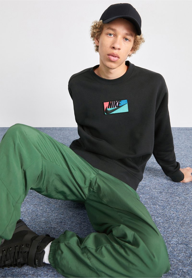 Nike Sportswear CLUB CREW PATCH - Sweatshirt - black - Zalando.ie
