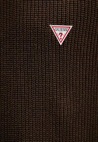 Guess MINI LOGO TRIANGOLO ADULTO UNISEX - Jersey de punto - marrone ...
