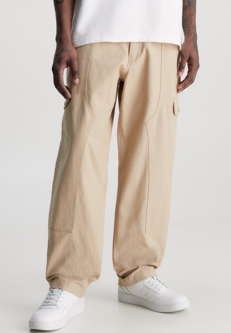 Calvin Klein Jeans CARPENTER - Cargo trousers - travertine/beige ...