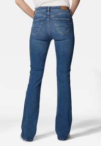 Mavi MARIA - Jeans Bootcut - mid shaded glam/blau - Zalando