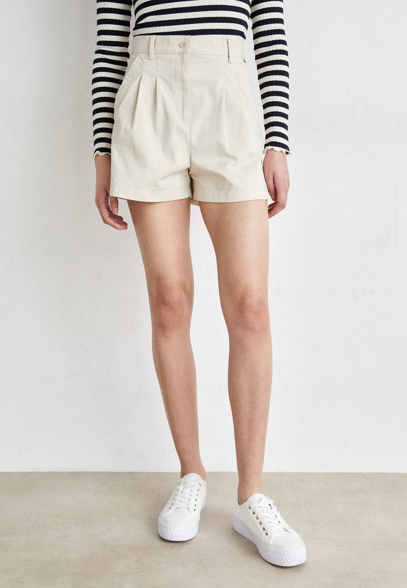 Tommy Jeans CLAIRE PLEATED - Short - newsprint/beige - ZALANDO.CH