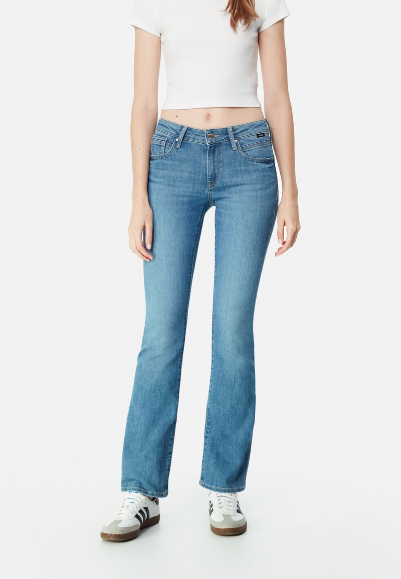 Mavi BELLA MID-RISE - Bootcut jeans - mid shaded everyday/blue denim ...