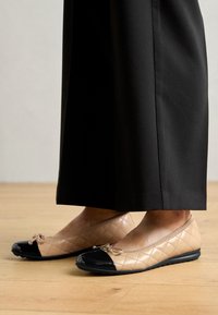 Gabor Comfort Balerini - lion/schwarz/gold/bej - Zalando.ro