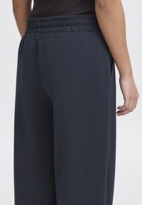 ICHI HKATE BARREL - Trousers - total eclipse/dark blue - Zalando