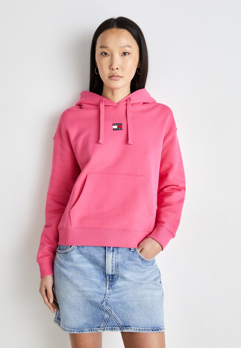 Tommy Jeans BADGE HOODIE - Pusa - pink alert/roosa - Zalando.ee