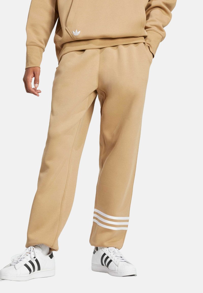 adidas Originals NEUCLASSICS - Teplákové kalhoty - cardboard/hnědá ...