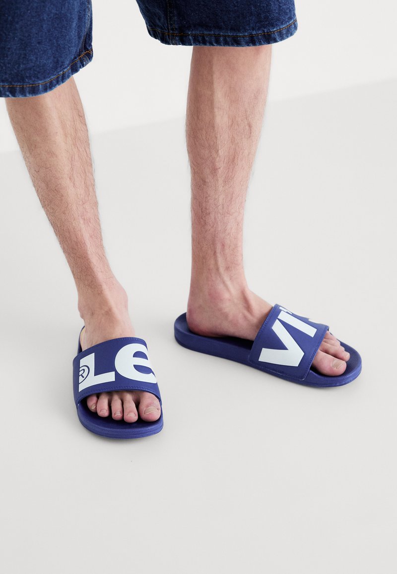 Levi's® JUNE - Pool slides - royal blue/blue - Zalando.co.uk