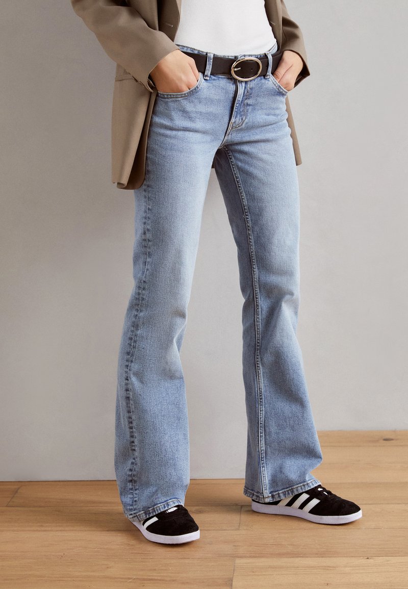 Lindex TROUSERS - Flared Jeans - light denim/light-blue denim - Zalando.ch