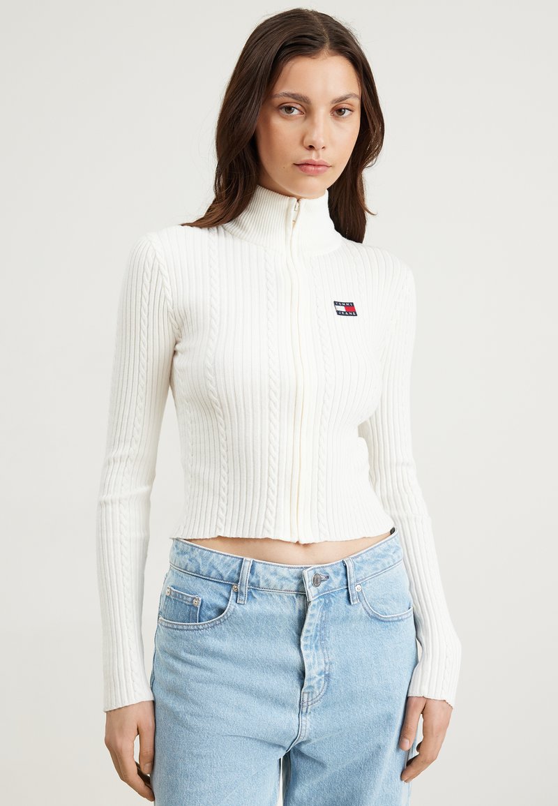 Tommy Jeans BADGE ZIP CABLE SWEATER - Strickjacke - ancient white/offwhite - Zalando.de