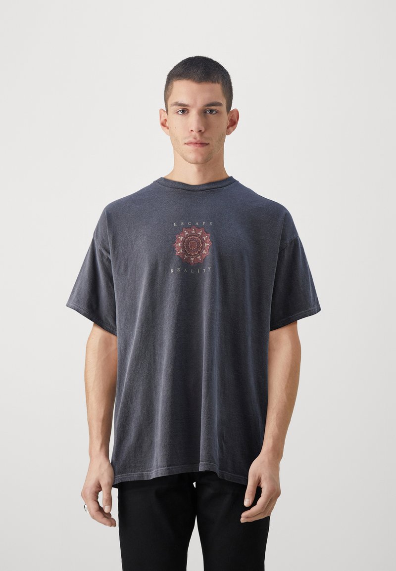BDG Urban Outfitters MANDALA ESCAPE UNISEX - T-shirt z nadrukiem ...