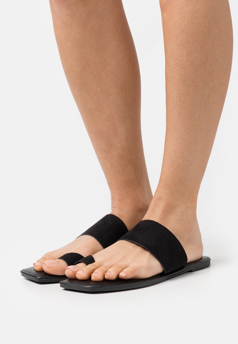 Rubi Shoes by Cotton On TASHA TOE LOOP SLIDE - Zehentrenner - black ...