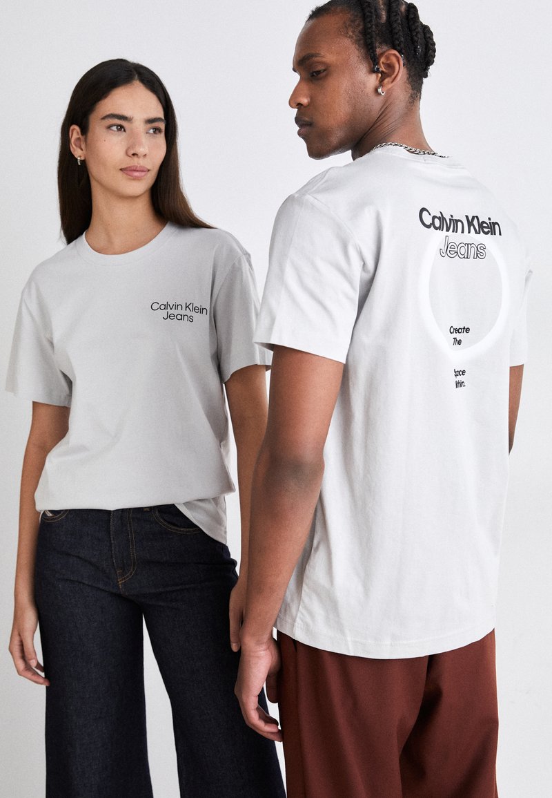 Calvin Klein Jeans ECLIPSE GRAPHIC TEE UNISEX - T-Shirt print - lunar ...